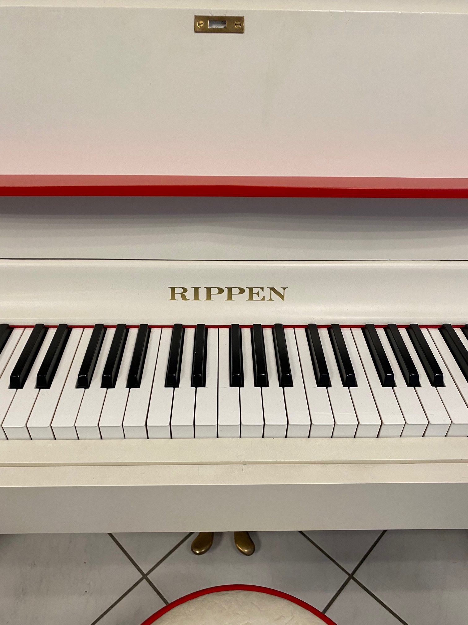 Rippen Design Piano, mit Garantie – Piano Ehret